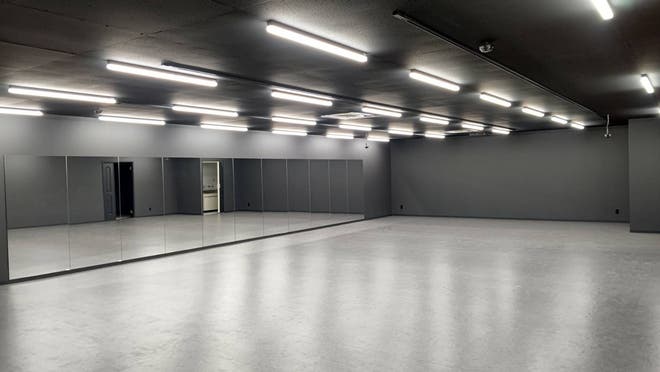 キレイでスタイリッシュなスタジオ!カフェスペース完備の写真1