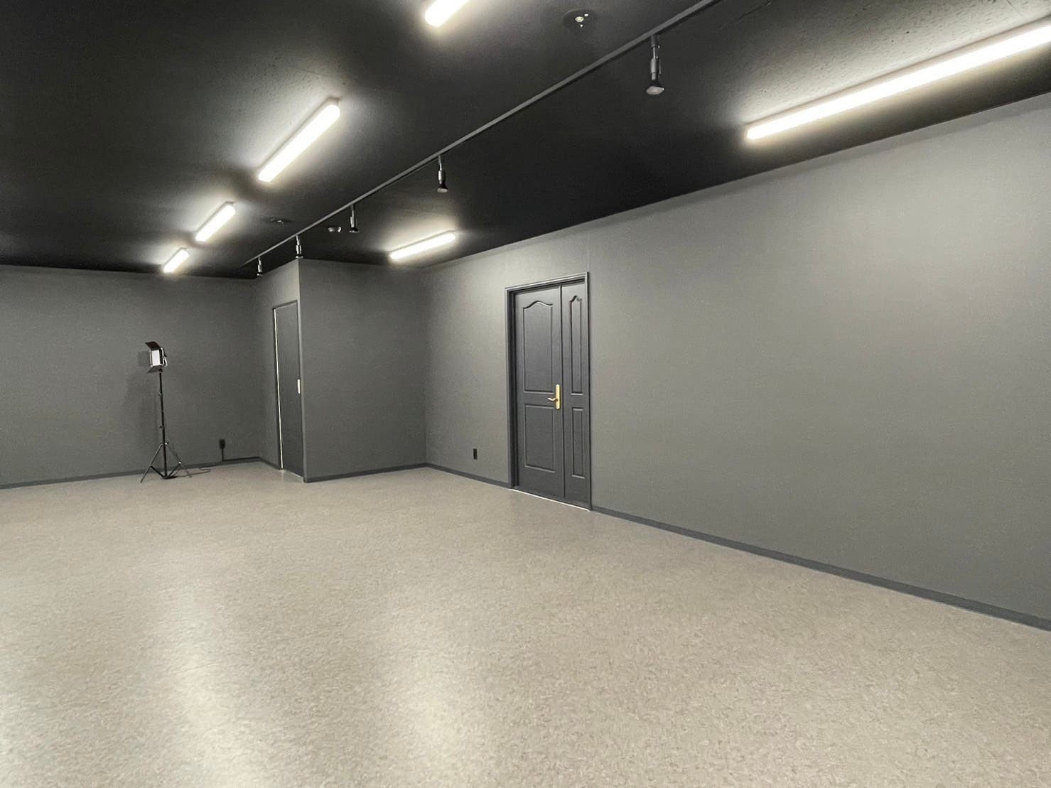 キレイでスタイリッシュなスタジオ！カフェスペース完備の写真3