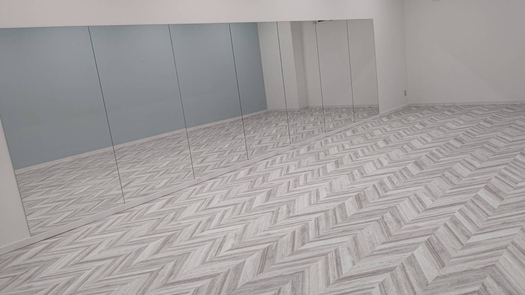 キレイでスタイリッシュなスタジオ！カフェスペース完備の写真1