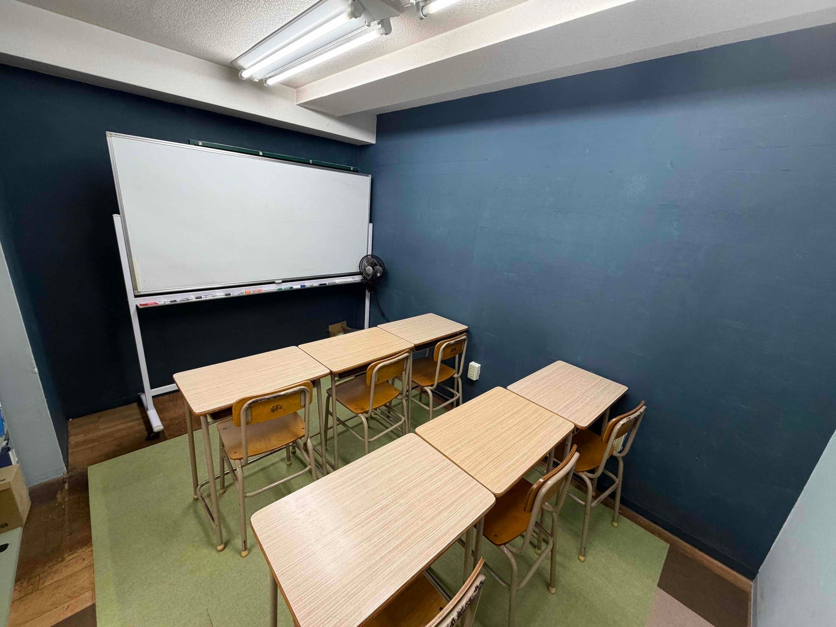 ホワイトボード付解放感のある授業スペースの写真1