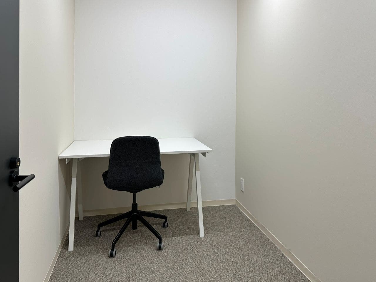 京王線府中駅から徒歩6分！シェアオフィス func【会議室4】の写真1