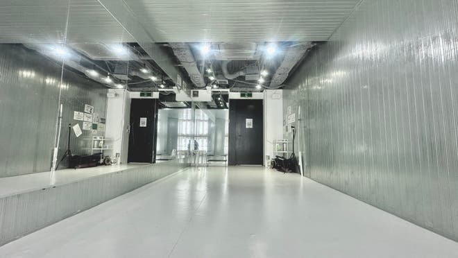 ベストホスト運営✨バックライトでシルエット撮影!Tiktok撮影に最適なレンタルスペース・ダンススタジオ!【1F】の写真3