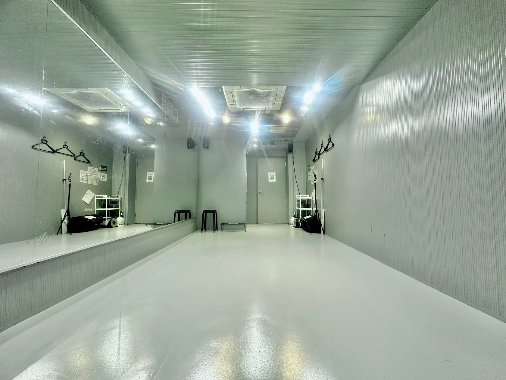 ベストホスト運営✨Tiktok撮影に最適なレンタルスペース・ダンススタジオ！フィットネス/動画撮影【2F】ベースカラー：グレーの写真2