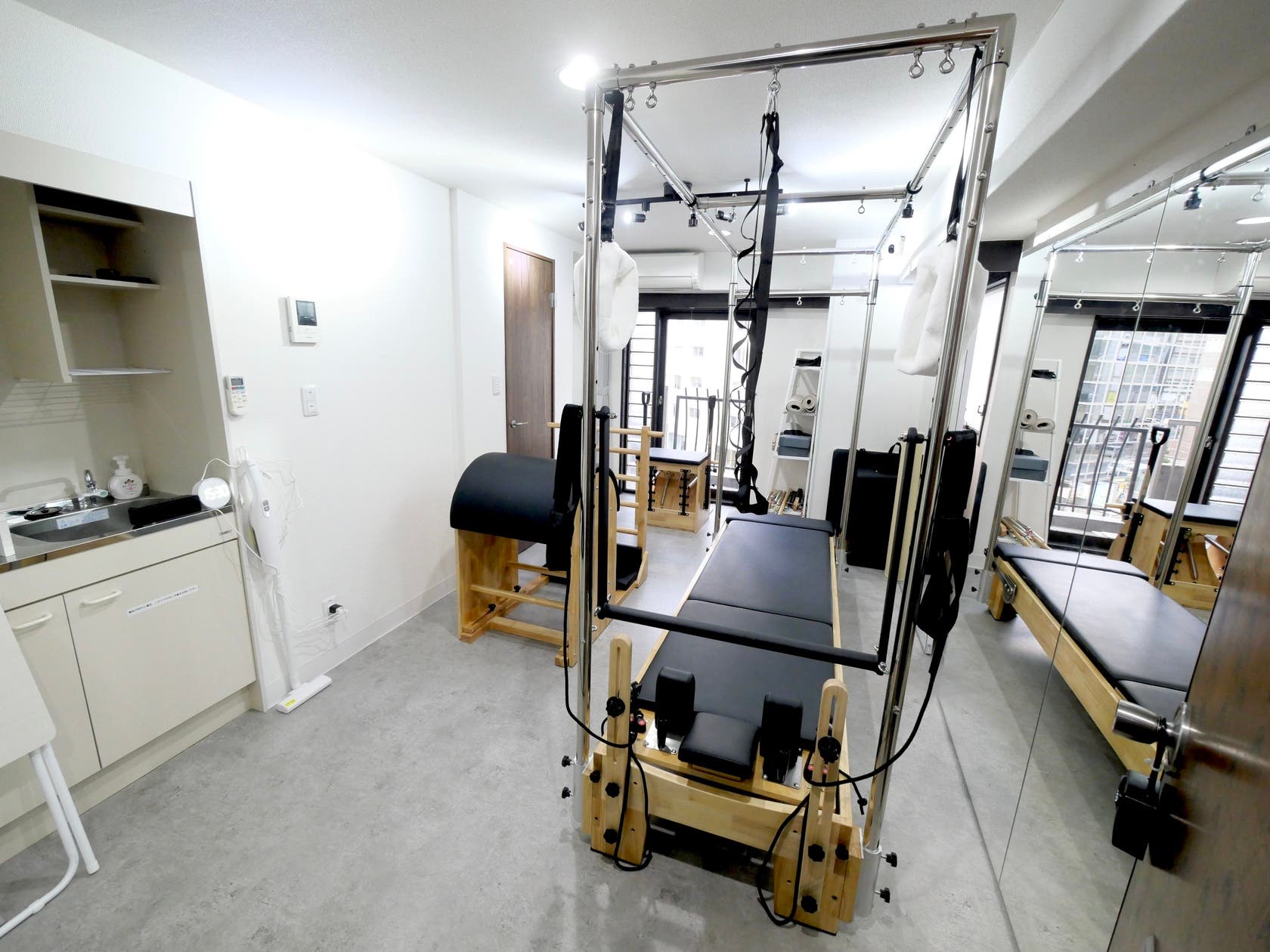 【新宿駅3分・新宿三丁目駅10秒】超駅近🚶｜E6出口のすぐ隣｜地域最安🉐｜清潔で洗練空間｜マシンピラティスレンタルスタジオの写真26