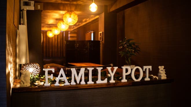 【FAMILYPOT 飯田橋2号店】駅徒歩5分 カラオケ、ダーツもあるパーティ向けバリ風スペースの写真2