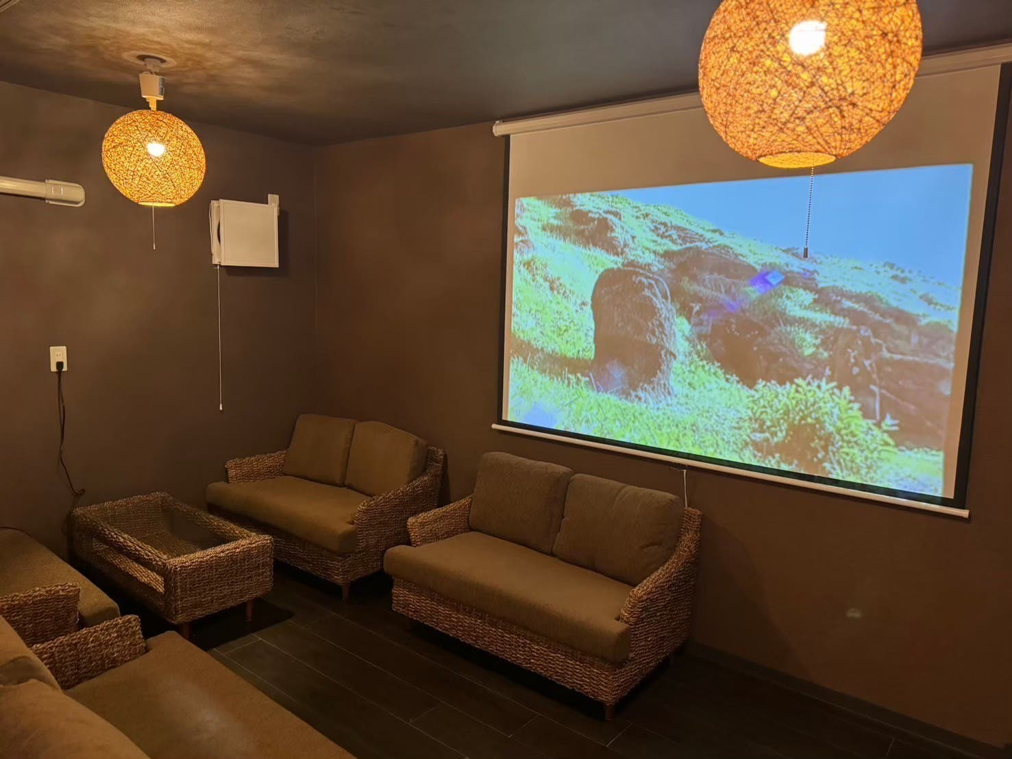 【FAMILYPOT 飯田橋2号店】駅徒歩5分 カラオケ、ダーツもあるパーティ向けバリ風スペースの写真1