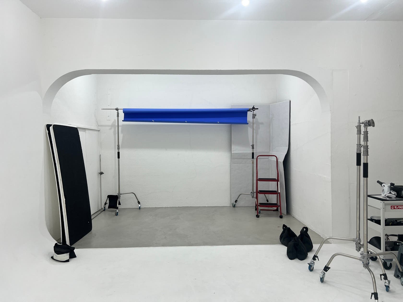 撮影機材無料&広いスペース 3面Rの本格白ホリゾント【N1スタジオ】神楽坂に天高3.5m/80㎡ モルタル床あり&レトロな倉庫の写真29