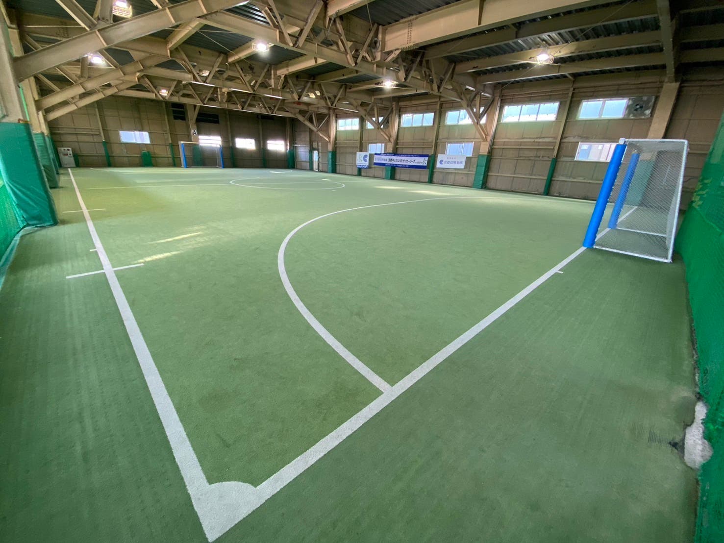 京都市伏見区・長岡京市・向日市からのアクセス抜群！完全屋内フットサルコートで雨天中止の心配なく楽しめます！の写真1