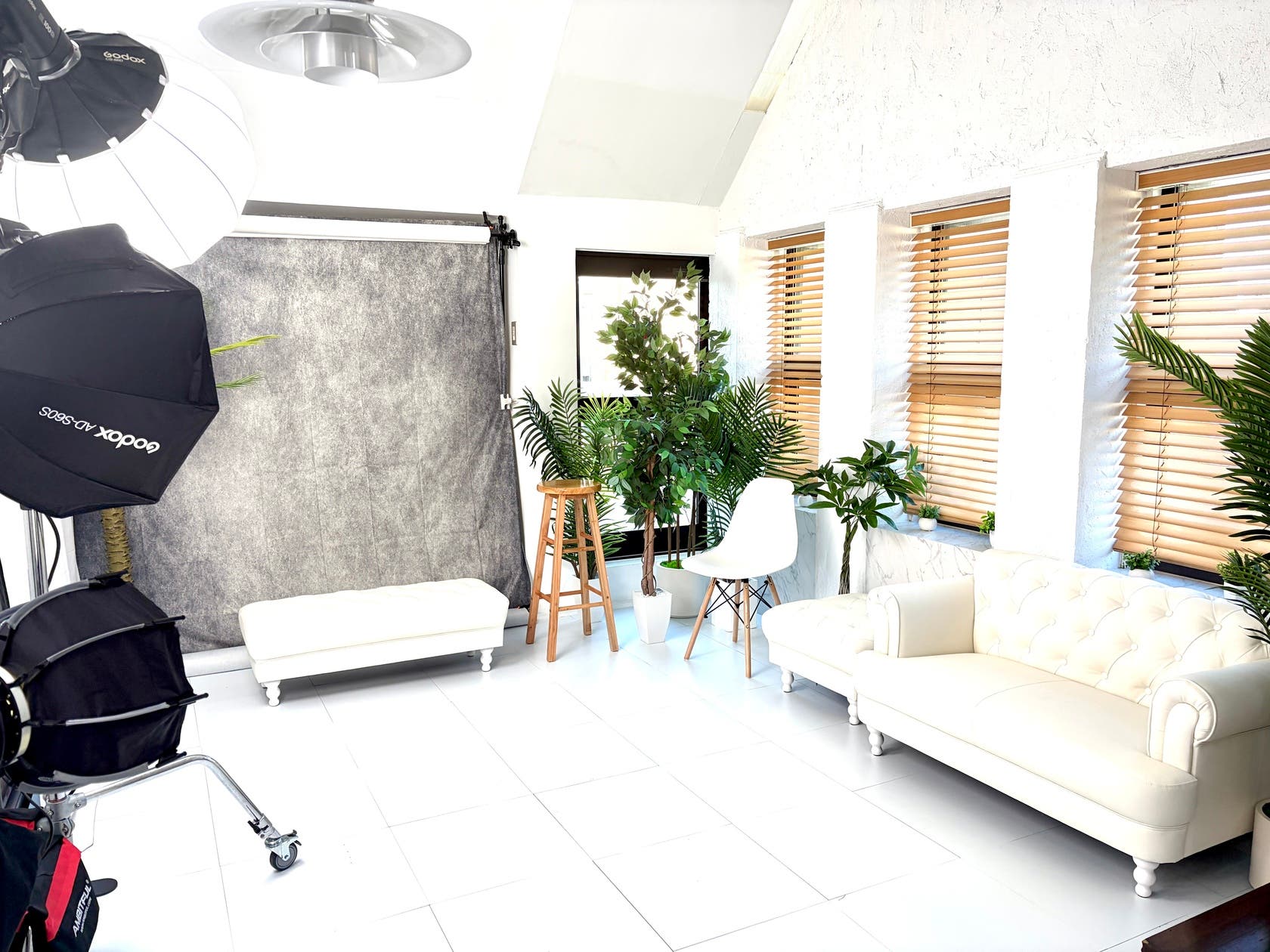 【栄から徒歩圏内】1時間からOK/商用利用可/撮影/コスプレ/配信/本格撮影スタジオ【新栄フォトスタジオ】の写真1