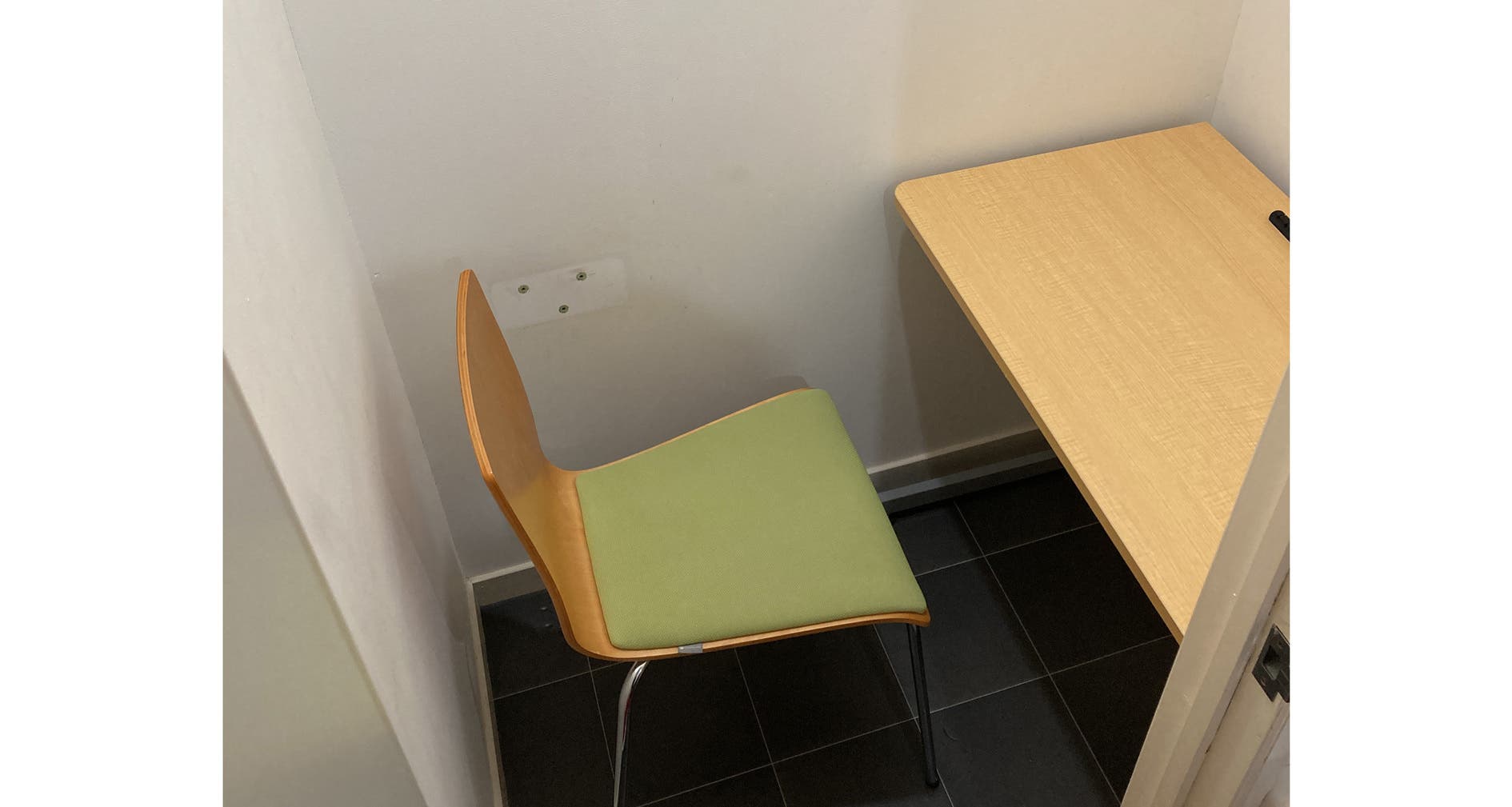 机と椅子の画像1