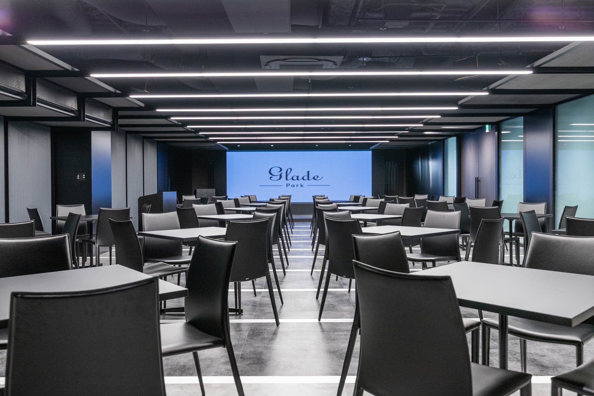 グレパ新橋8F【新橋駅 徒歩1分】パーティ イベント 撮影 ♥控室あり！ 飲食 OK 無料WiFi 駅近★の写真1