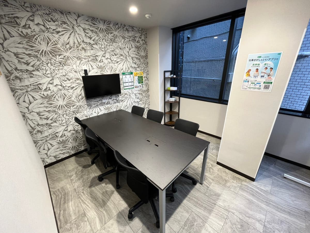 【恵比寿駅から徒歩1分】モニター・フリードリンク付き6名会議室（Room I）※予約時間前は入室不可【3階】.の写真1