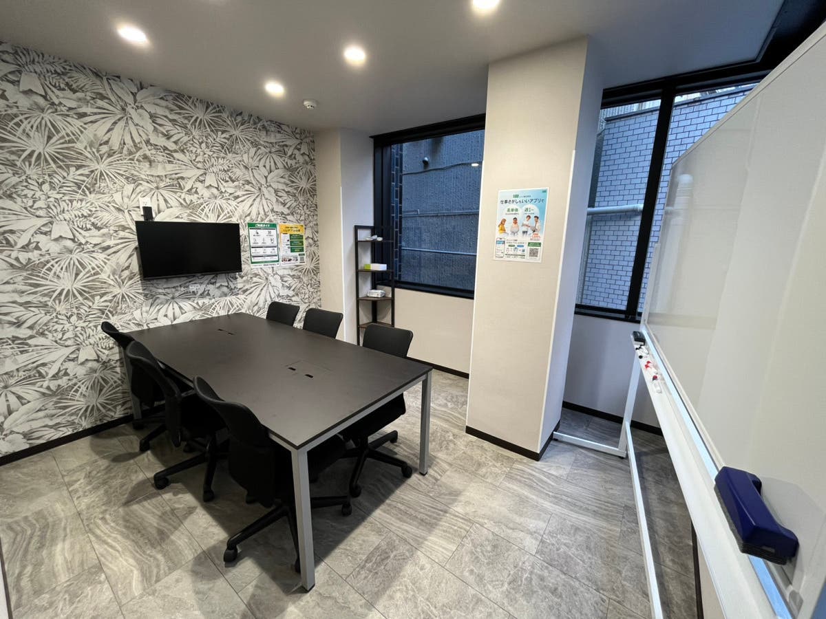 【恵比寿駅から徒歩1分】モニター・フリードリンク付き6名会議室（Room I）※予約時間前は入室不可【3階】.の写真2