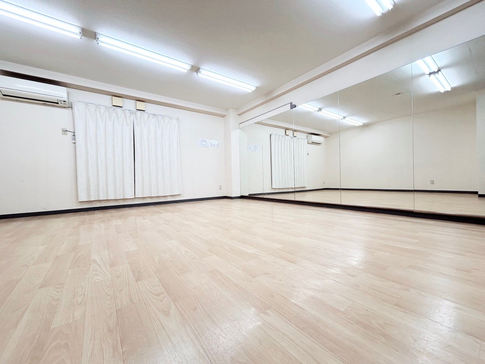 【新宿三丁目駅2分、新宿付近】(C)大型鏡計4.5m／広々30㎡スタジオでダンス・ヨガ・コスプレ・撮影・演劇におすすめ☆の写真1