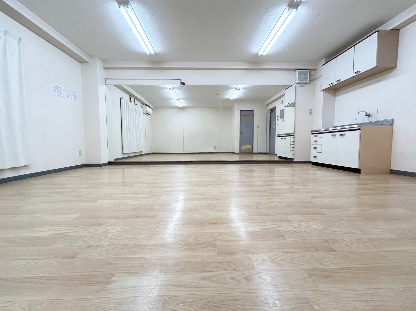 【新宿三丁目駅2分、新宿付近】(C)大型鏡計4.5m／広々30㎡スタジオでダンス・ヨガ・コスプレ・撮影・演劇におすすめ☆の写真4