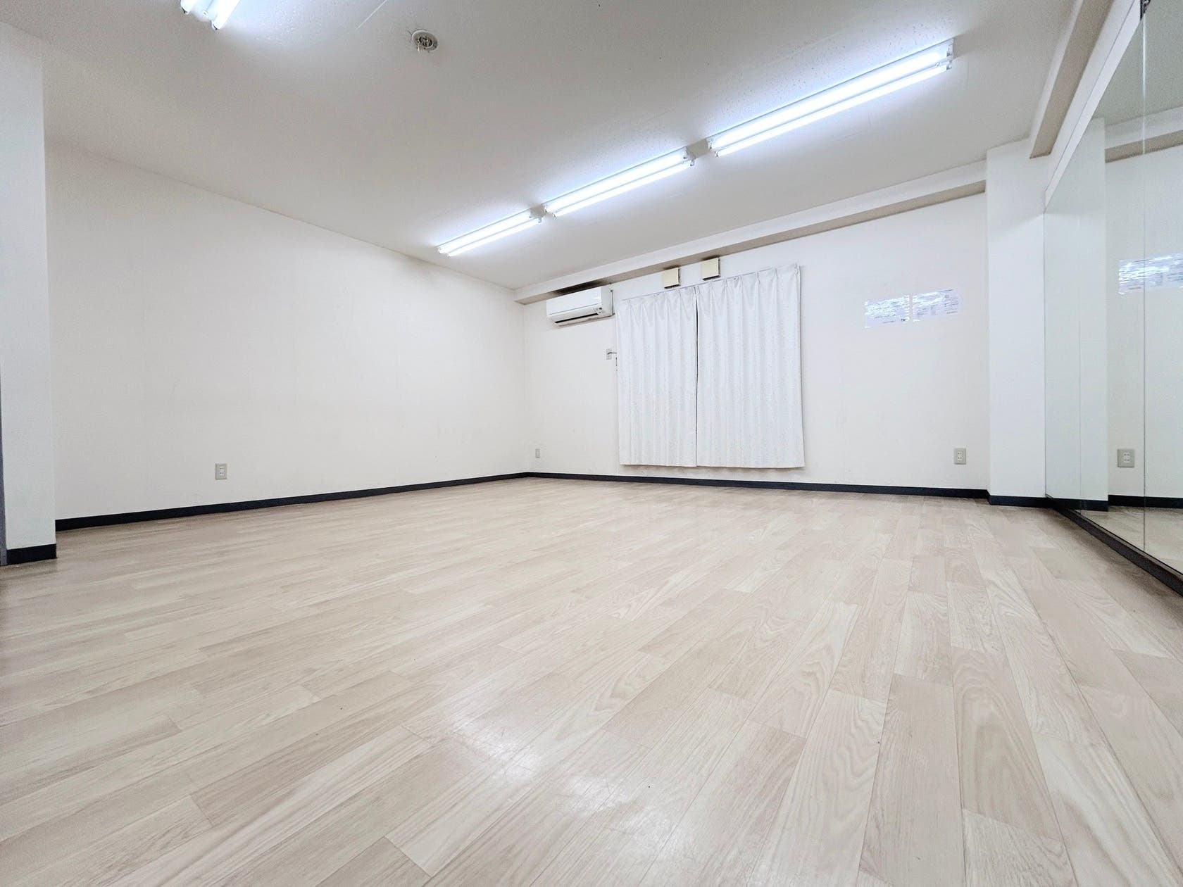 【新宿三丁目駅2分、新宿付近】(C)大型鏡計4.5m／広々30㎡スタジオでダンス・ヨガ・コスプレ・撮影・演劇におすすめ☆の写真5