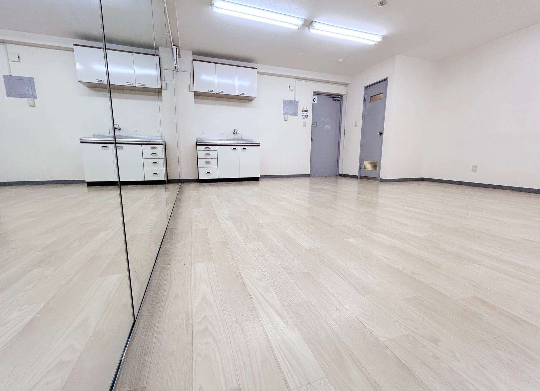 【新宿三丁目駅2分、新宿付近】(C)大型鏡計4.5m／広々30㎡スタジオでダンス・ヨガ・コスプレ・撮影・演劇におすすめ☆の写真6