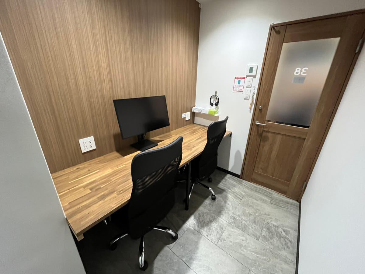 【恵比寿駅から徒歩1分】モニター・フリードリンク付き2名個室（ブース35）※予約時間前は入室不可【3階】の写真1