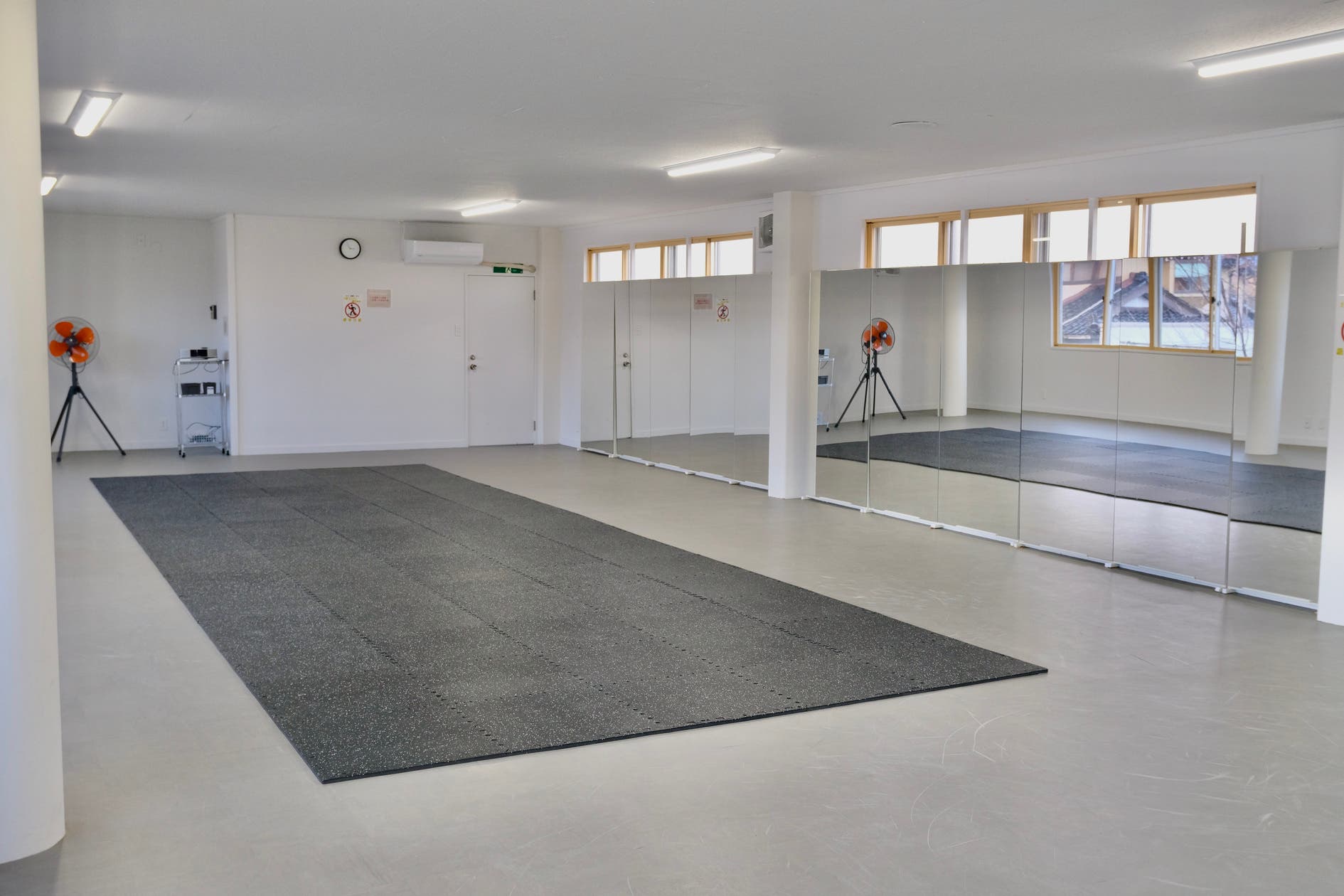 無料Wi-Fi📶BOSEステレオ♪連続壁面ミラー💖綺麗なトイレ✨大型扇風機 完備！の写真1