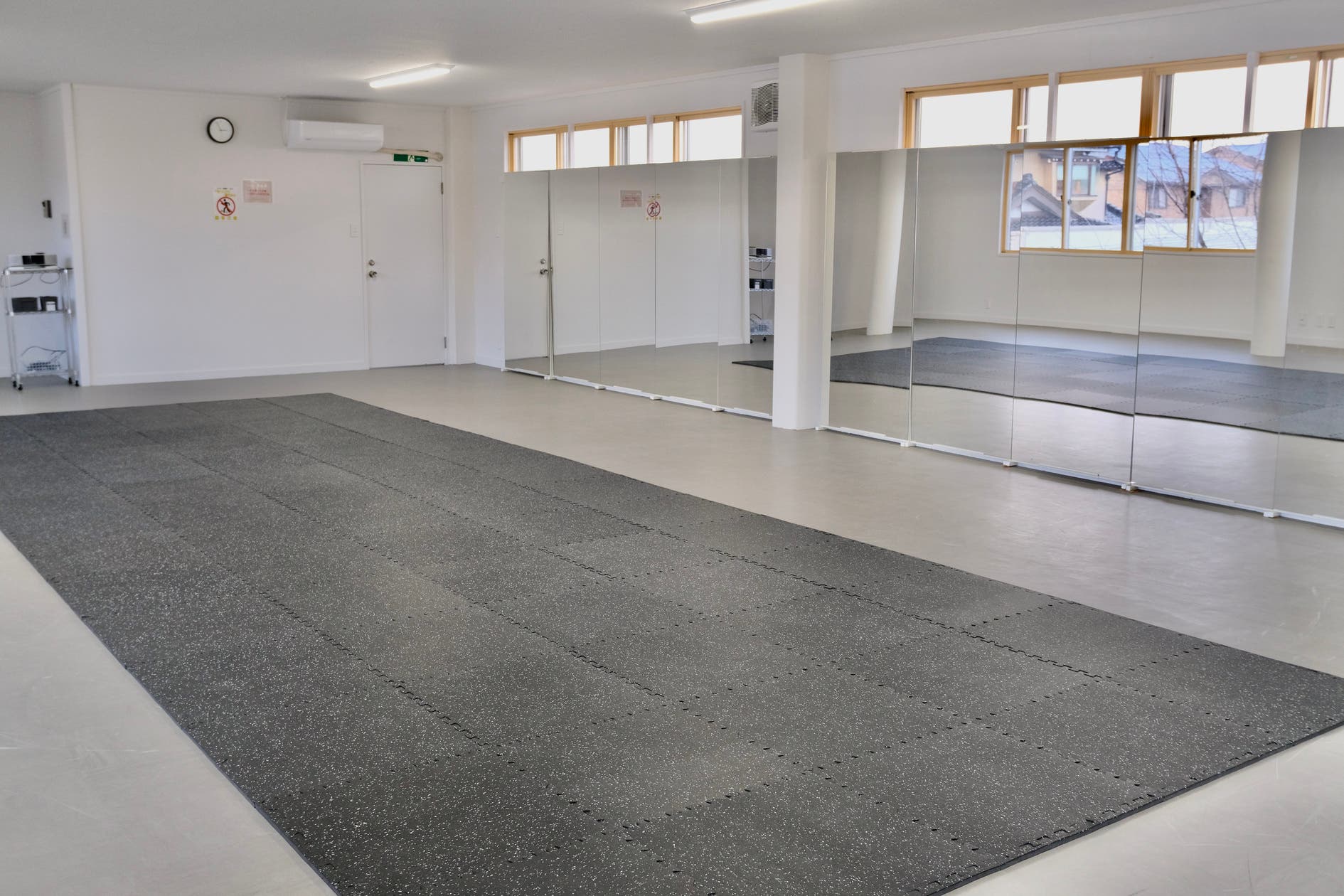 無料Wi-Fi📶BOSEステレオ♪連続壁面ミラー💖綺麗なトイレ✨大型扇風機 完備！の写真3