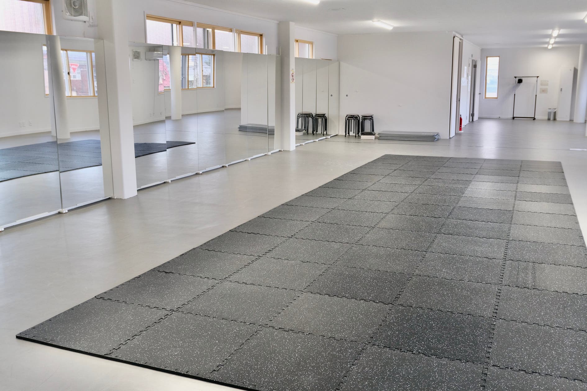 無料Wi-Fi📶BOSEステレオ♪連続壁面ミラー💖綺麗なトイレ✨大型扇風機 完備！の写真5