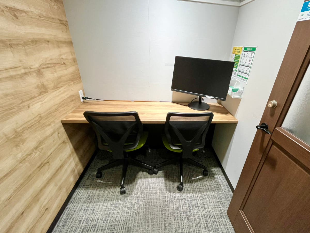 【恵比寿駅徒歩1分】モニター・フリードリンク付き2名個室（ブース1）※狭め【5階】の写真1