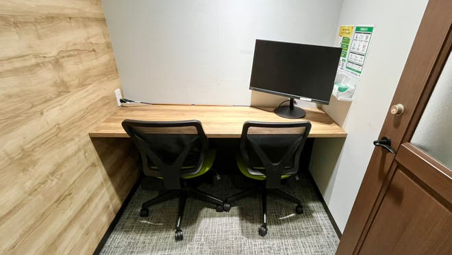 【恵比寿駅徒歩1分】モニター・フリードリンク付き2名個室(ブース1)※狭め【5階】の写真1