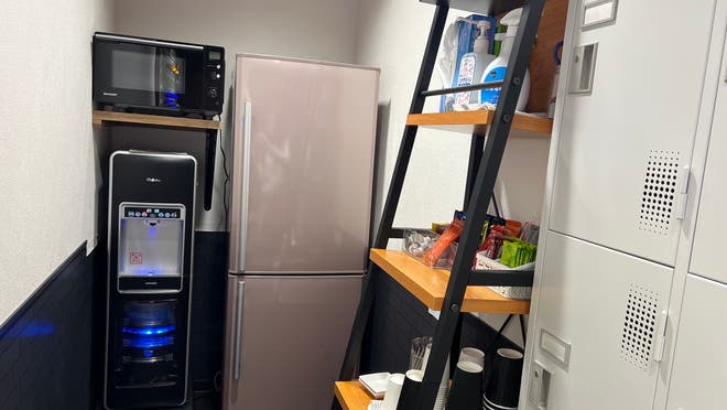 【恵比寿駅徒歩1分】モニター・フリードリンク付き2名個室(ブース1)※狭め【5階】の写真2