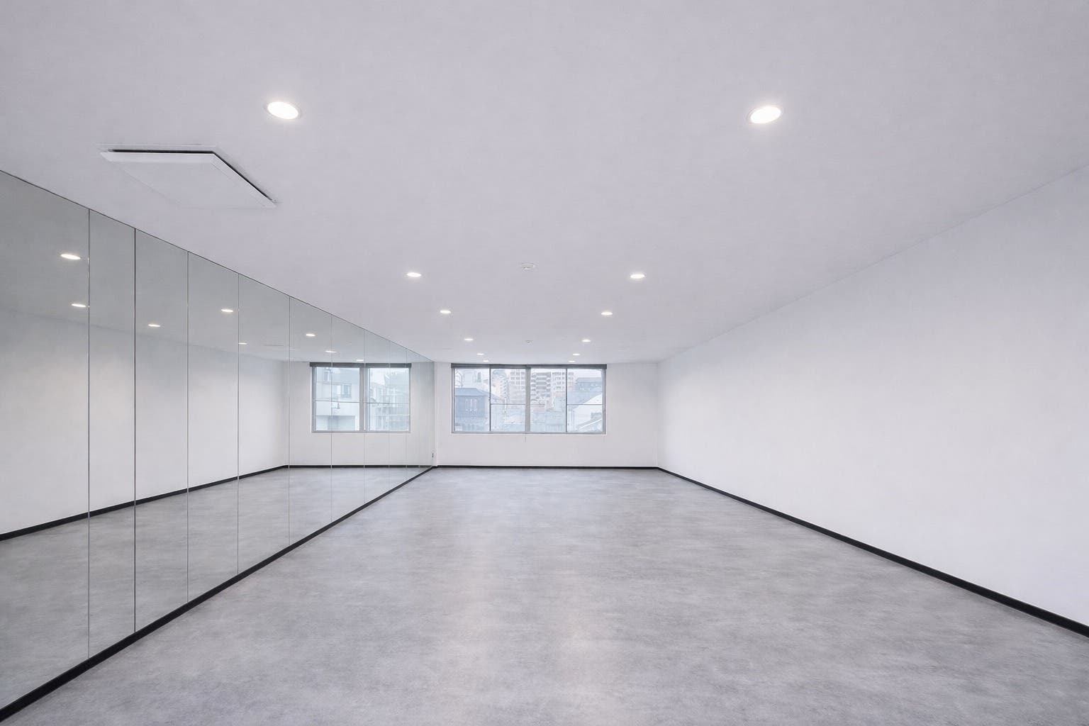 12/31Newオープン【五条駅徒歩8分】広々50㎡！長方形型で使いやすい★ダンス・ヨガ・演劇・ポージングの写真1