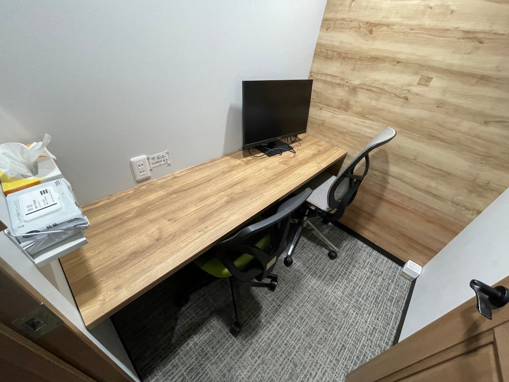 【恵比寿駅徒歩1分】モニター・フリードリンク付き2名個室（ブース6）※狭め【5階】の写真1