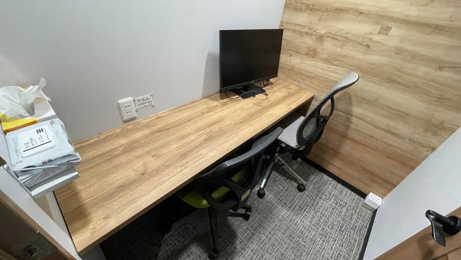 【恵比寿駅徒歩1分】モニター・フリードリンク付き2名個室(ブース6)※狭め【5階】の写真1