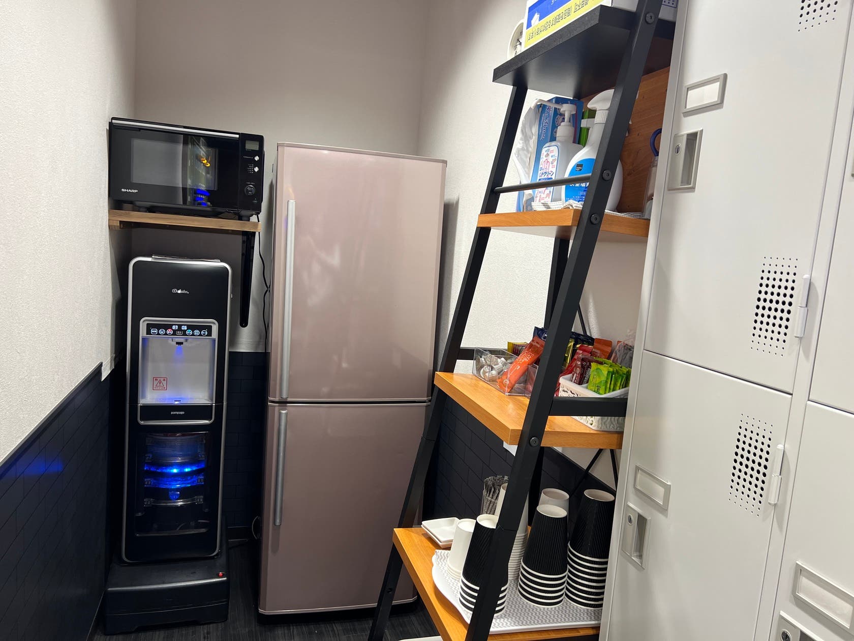 【恵比寿駅徒歩1分】モニター・フリードリンク付き1名個室（ブース8）【5階】の写真2