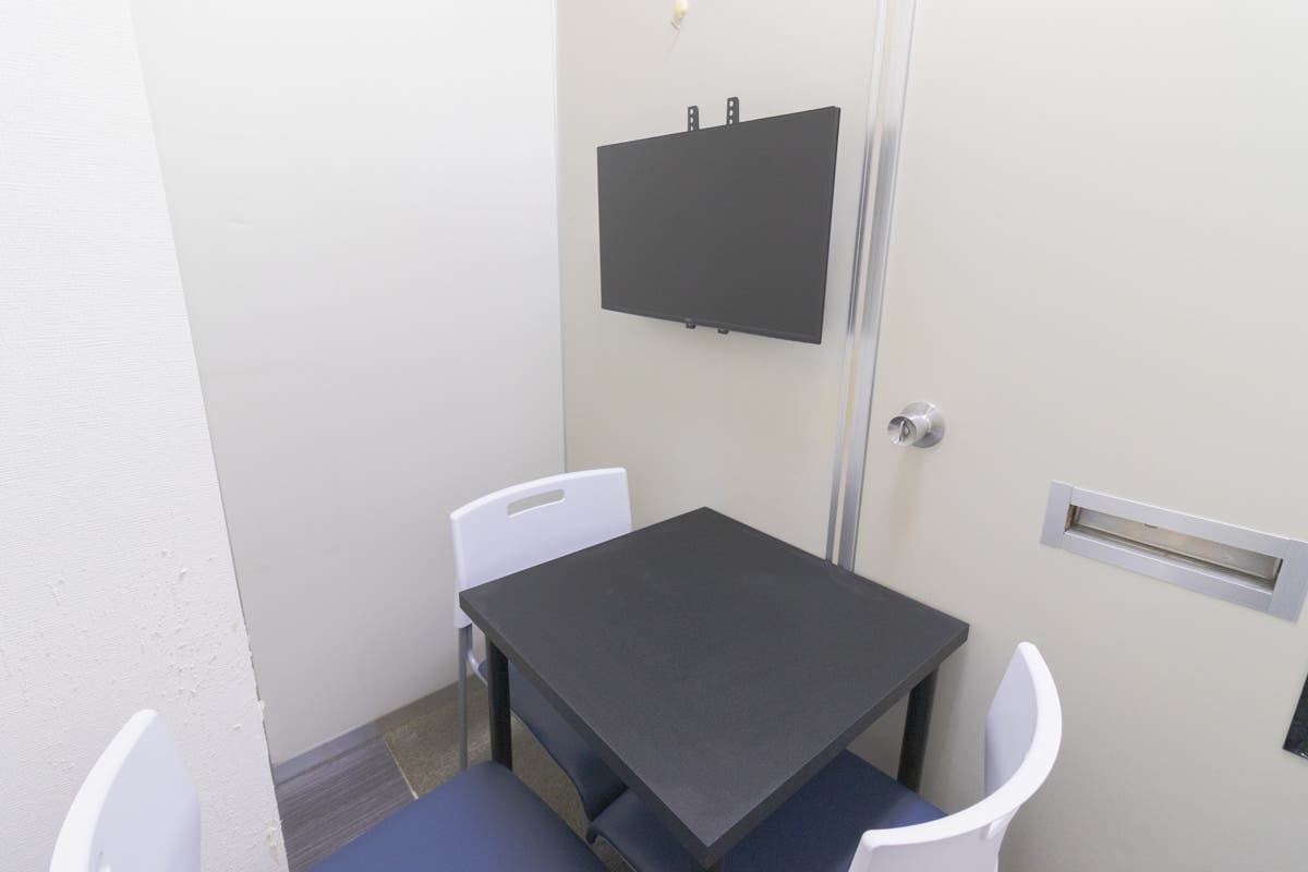 【広島駅出口徒歩4分！定員3名！】27インチモニター・10Gbps光回線・WiFi全て無料！ふれあい貸し会議室 広島No156の写真1