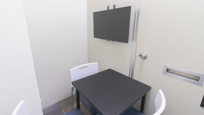 【広島駅出口徒歩4分!定員3名!】27インチモニター・10Gbps光回線・WiFi全て無料!ふれあい貸し会議室 広島No156の写真1