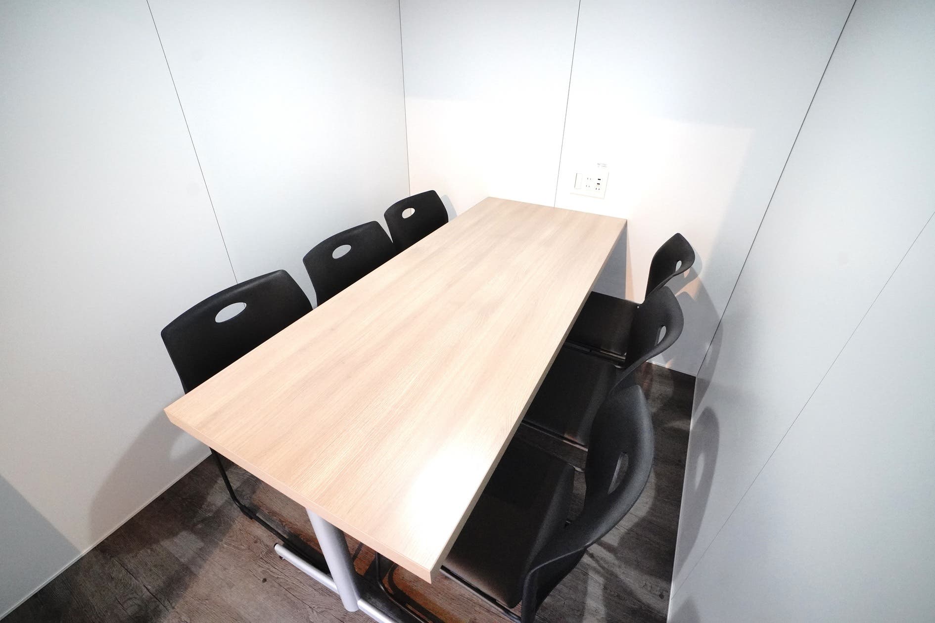 ＜ミニマルワークスペース南森町 ミーティング＞6名収容個室🚪Wi-Fi📶モニター🖥️会議/商談/面接/Web面談/作業の写真2