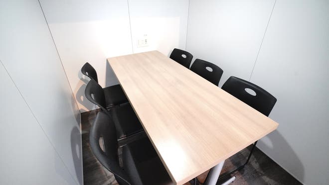 <ミニマルワークスペース南森町 ミーティング>6名収容個室🚪Wi-Fi📶モニター🖥️会議/商談/面接/Web面談/作業の写真3