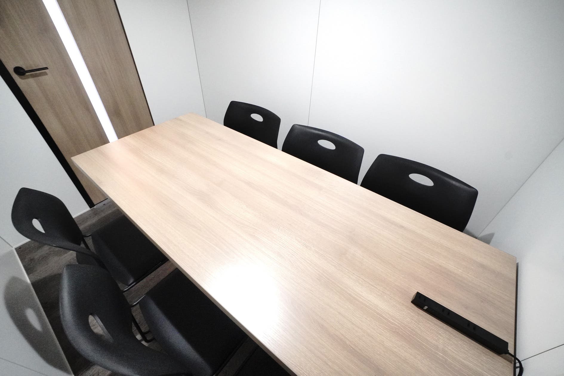 ＜ミニマルワークスペース南森町 ミーティング＞6名収容個室🚪Wi-Fi📶モニター🖥️会議/商談/面接/Web面談/作業の写真4