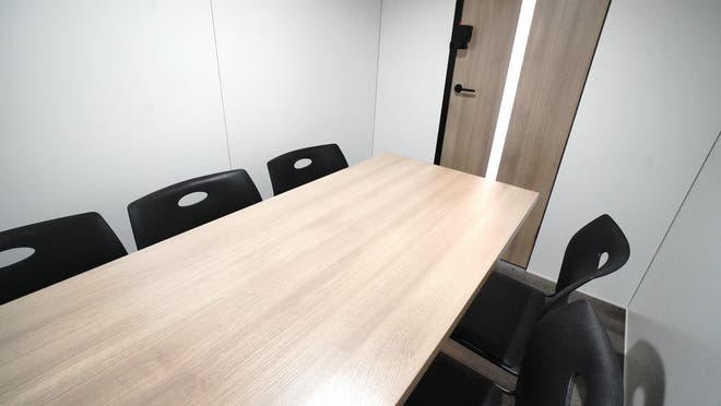 <ミニマルワークスペース南森町 ミーティング>6名収容個室🚪Wi-Fi📶モニター🖥️会議/商談/面接/Web面談/作業の写真5