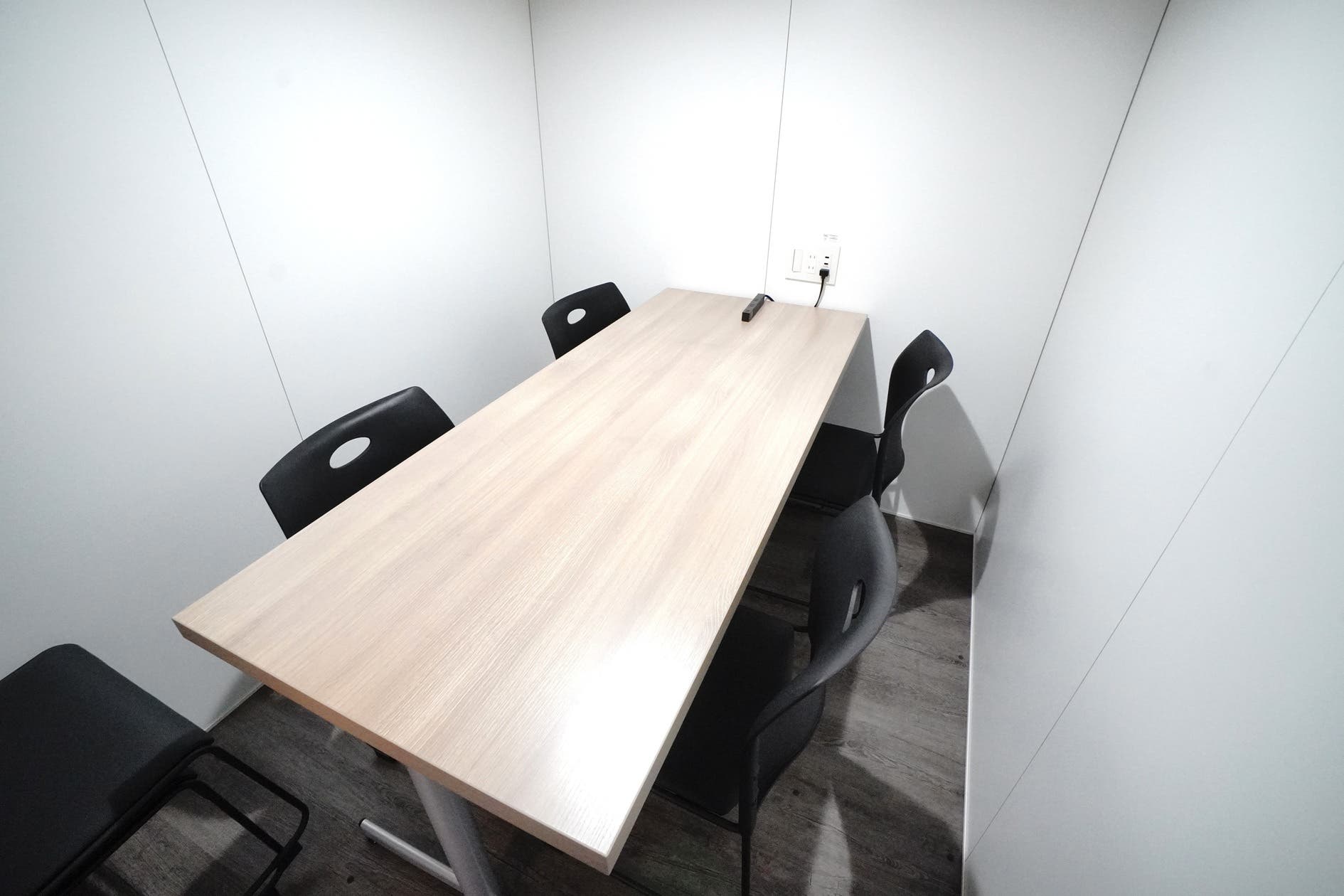 ＜ミニマルワークスペース南森町 ミーティング＞6名収容個室🚪Wi-Fi📶モニター🖥️会議/商談/面接/Web面談/作業の写真6