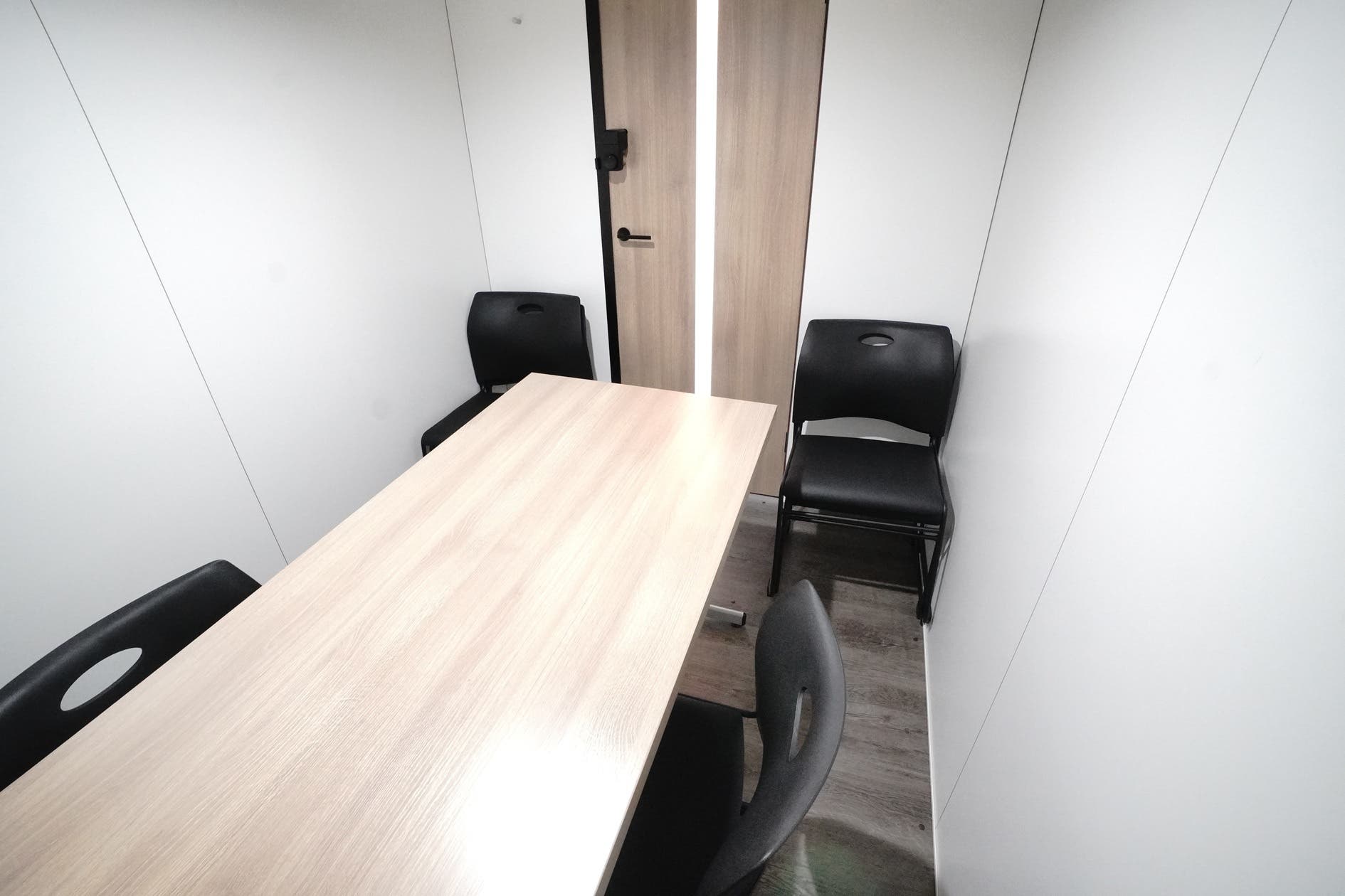 ＜ミニマルワークスペース南森町 ミーティング＞6名収容個室🚪Wi-Fi📶モニター🖥️会議/商談/面接/Web面談/作業の写真8