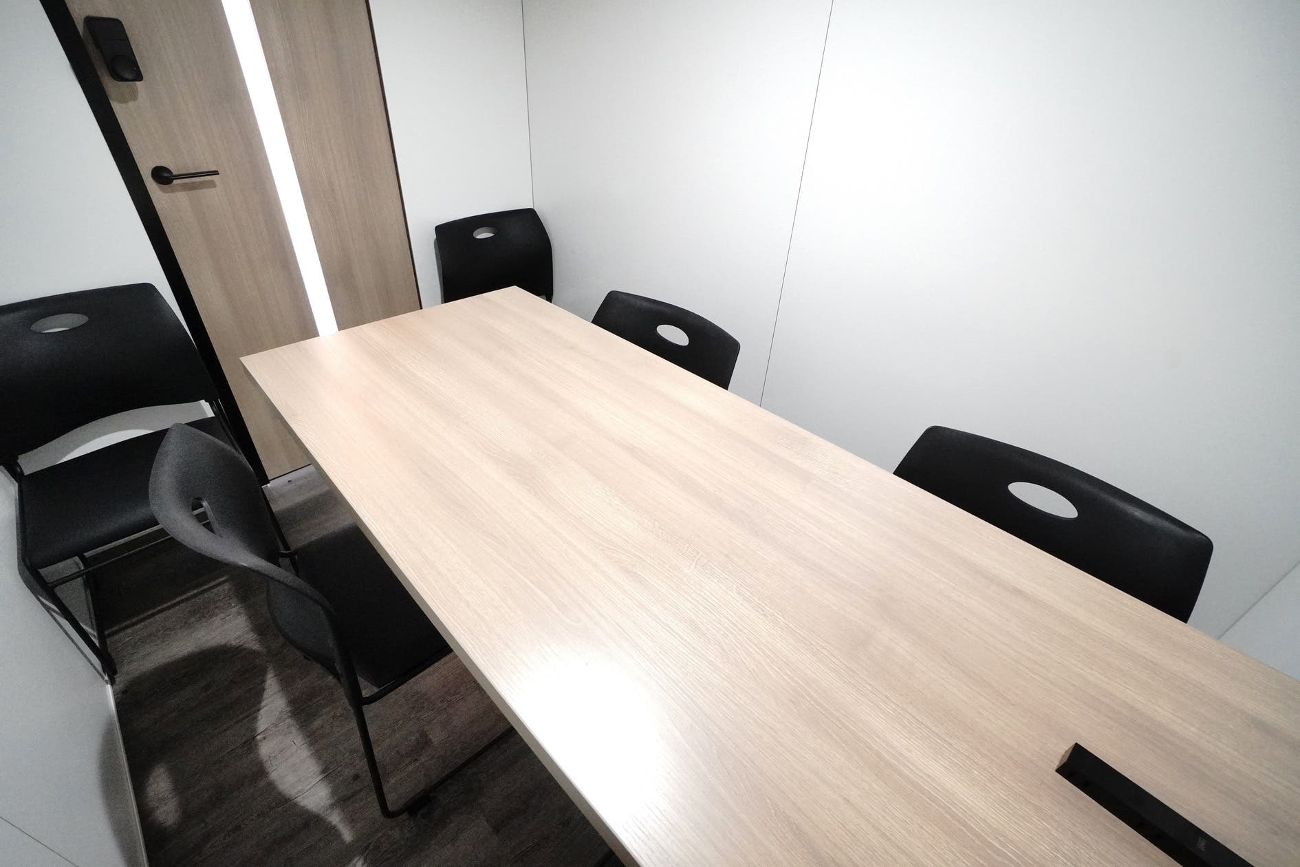 ＜ミニマルワークスペース南森町 ミーティング＞6名収容個室🚪Wi-Fi📶モニター🖥️会議/商談/面接/Web面談/作業の写真9