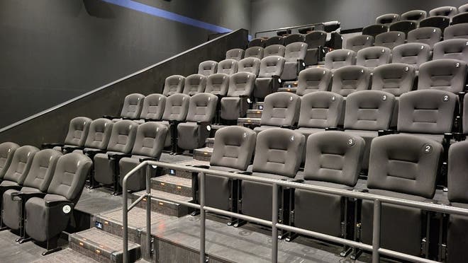 【浦添・66席】映画館の大スクリーンで会議、入社式、イベントはいかが?の写真2