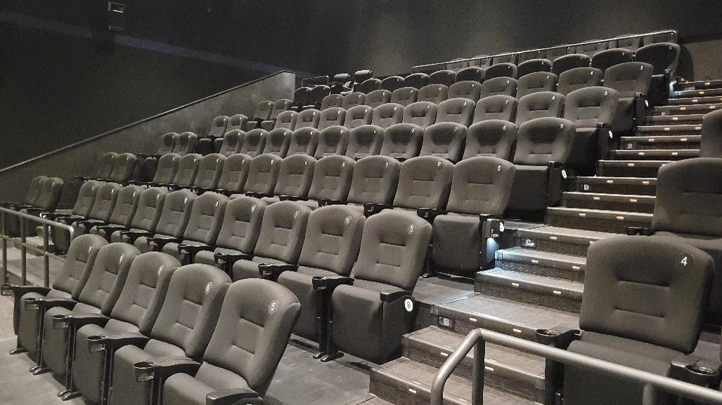 【浦添・111席】映画館の大スクリーンで会議、入社式、イベントはいかが？の写真2