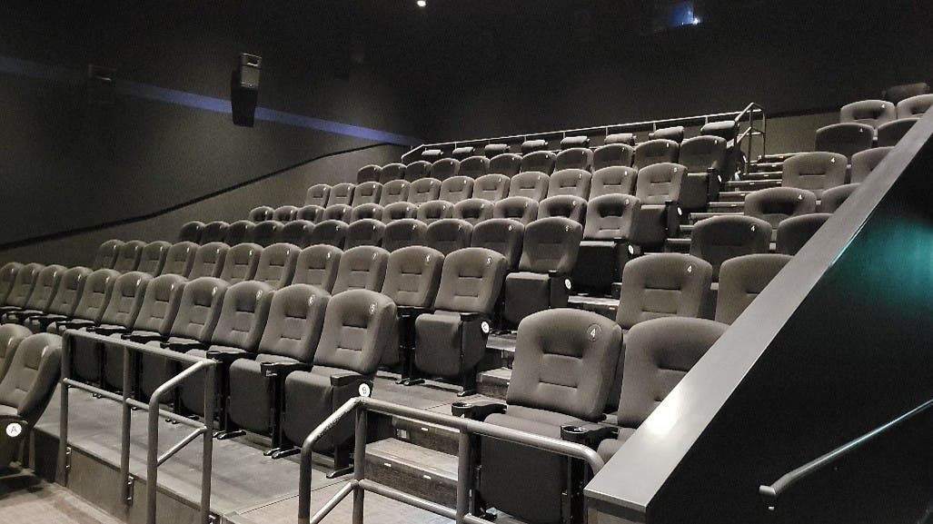 【浦添・97席】映画館の大スクリーンで会議、入社式、イベントはいかが？の写真2