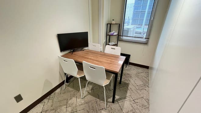 【1時間1,100円〜】JR恵比寿駅目の前!モニター付の4名会議室【5階】の写真1