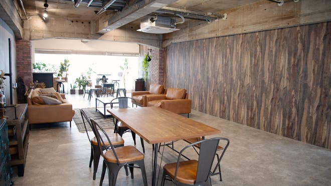 【ビターキャラメル】コンクリートやレンガの素材感を生かした インダストリアルなスタジオの写真2