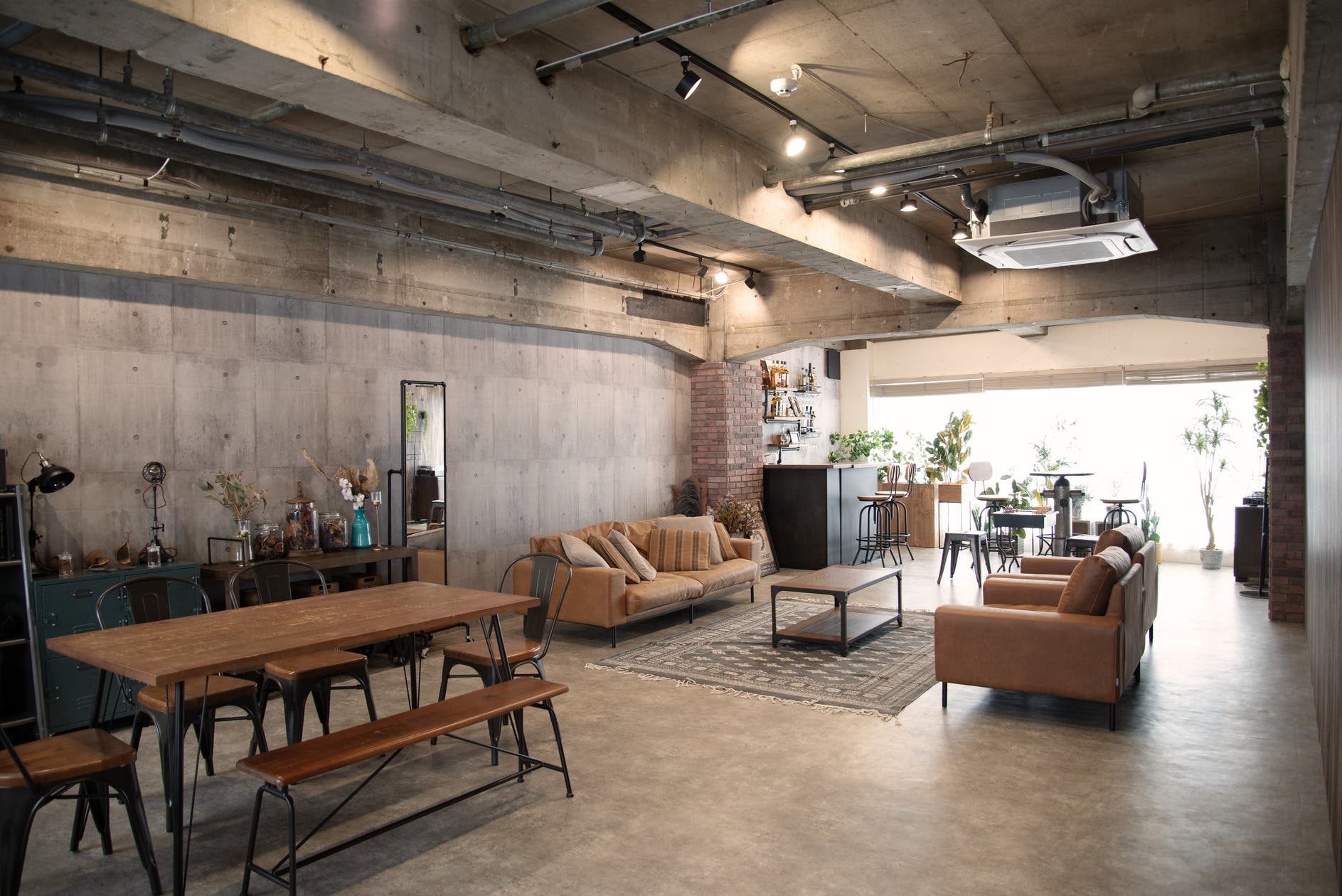 【ビターキャラメル】コンクリートやレンガの素材感を生かした インダストリアルなスタジオの写真1