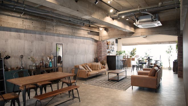 【ビターキャラメル】コンクリートやレンガの素材感を生かした インダストリアルなスタジオの写真1