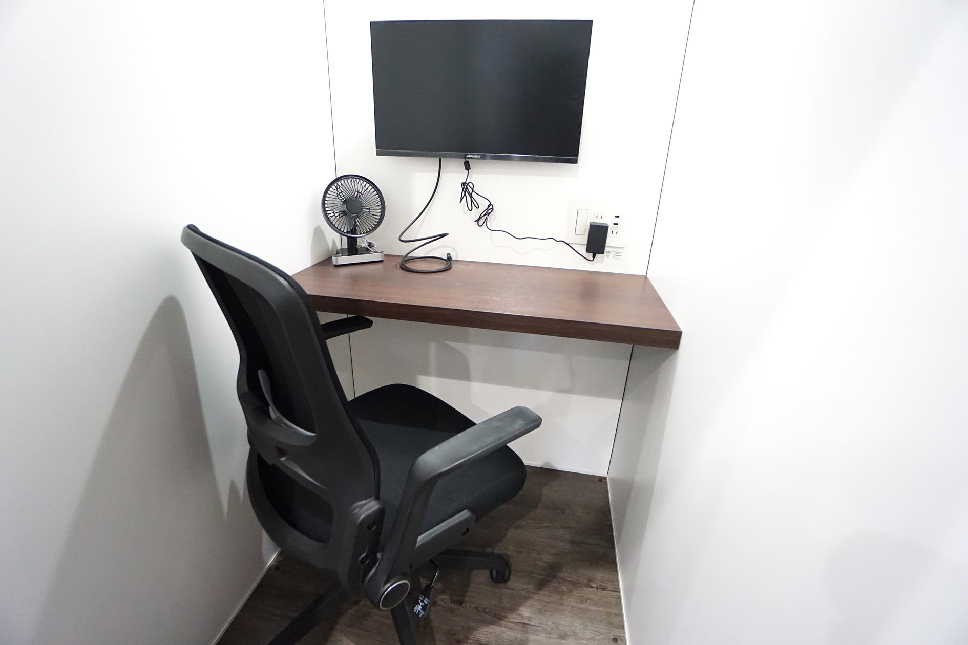 ＜PaO Work NMF青山一丁目ビルNo.1＞1人用個室🚪Wi-Fi📶モニター🖥️電源🔌テレワーク/Web会議の写真1