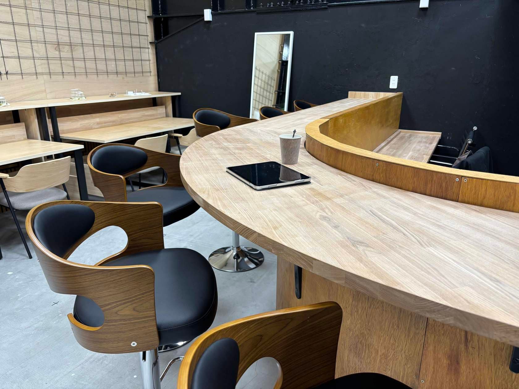 【立席最大30名、着席24名利用可】WI-FI完備■小規模の会議や交流会、撮影に！の写真13